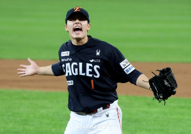 'KKKKKK' 문동주가 다했다! 4이닝 삭제→한화 5-4 승리... 19년 만의 KS까지 '단 1승' 남았다 [PO3 현장리뷰] - 머니투데이