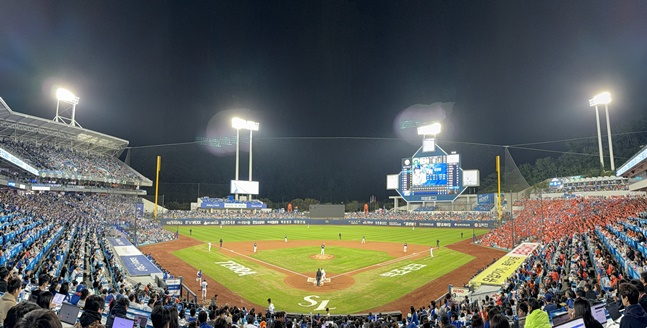 'KBO 역사 썼다' 첫 PS 30경기 연속 매진! 올 가을 라팍 5G 모두 만원사례 [PO3 현장] - 머니투데이