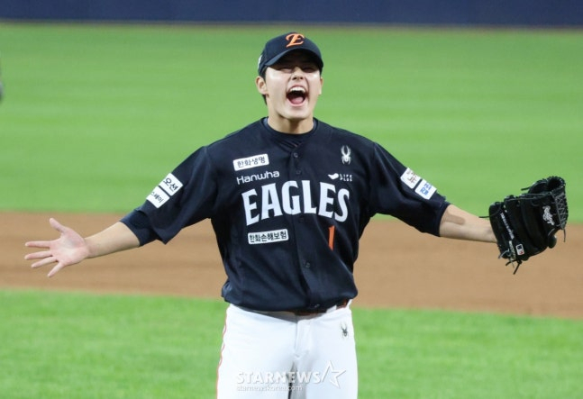 "LG에 갚아주고 싶었다" MVP 문동주, 김경문-손아섭도 경계한 최강팀과 만남 '왜' 반겼나 [PO5 현장인터뷰] - 머니투데이