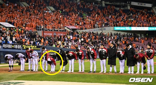 "(김)영우야 미안하다" 무너진 한화 킬러, 신인부터 다독였다... 팬들에게 120도 폴더 인사 - 머니투데이