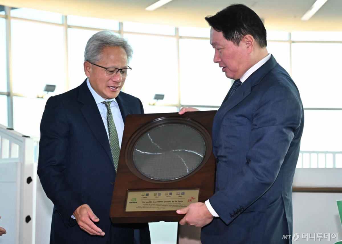 젠슨 황 "삼성전자·SK하이닉스와 'HBM97'까지 파트너십 이어갈 것" - 머니투데이