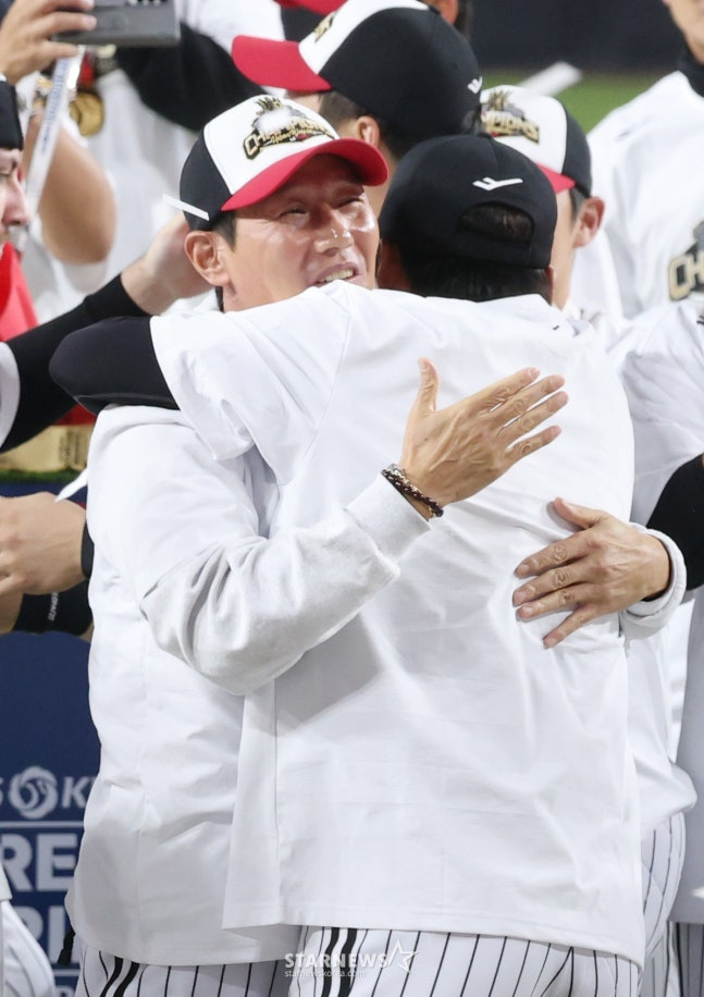 '3년 2회 우승' LG 염경엽, 왕조 건설 외쳤다 "내년에도 이 자리 서겠다" [LG V4] - 머니투데이