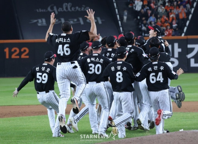 '3년 2회 우승' LG 염경엽, 왕조 건설 외쳤다 "내년에도 이 자리 서겠다" [LG V4] - 머니투데이