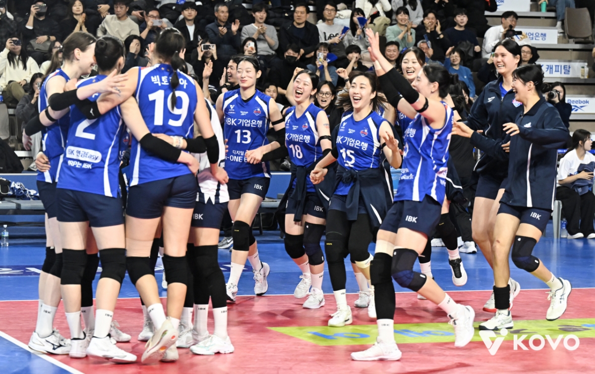 '김호철 사퇴→여오현 대행 체제' IBK기업은행 7연패 탈출, 흥국생명 3-0 완파 - 머니투데이