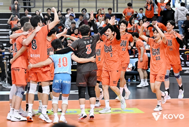 OK저축은행 신영철 감독 'V리그 최초 300승' 금자탑... 도로공사 10연승 질주 [V리그] - 머니투데이