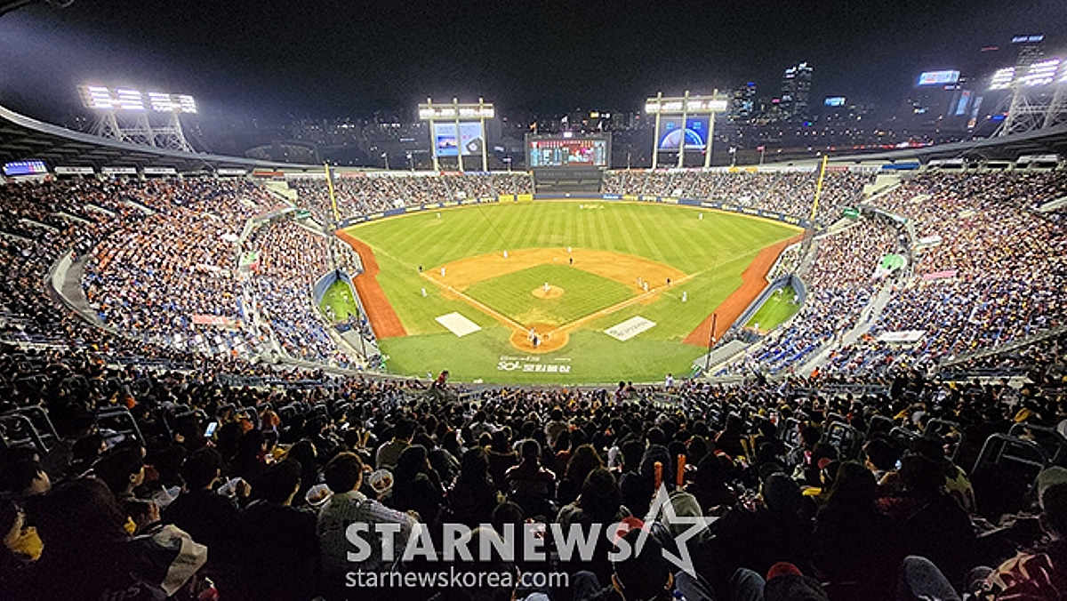 [오피셜] 2025년 KBO 리그, 韓 프로스포츠 역대 최초 1200만 관중 돌파! '무려' 7개 구단이 100만 명 동원했다 ...