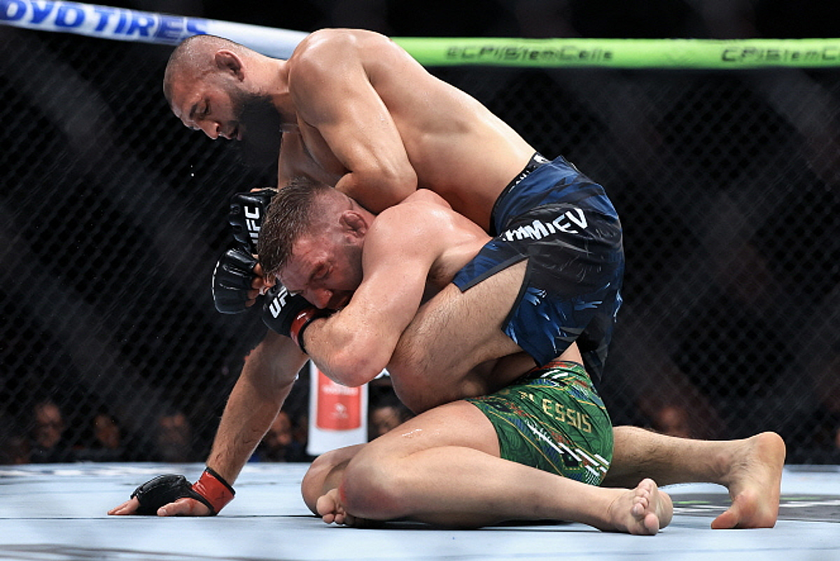 '15전 15승' 괴물, 챔피언 완전압도하며 벨트 탈환... 'UFC 최초' 체첸-UAE 출신 우승자 탄생 - 머니투데이